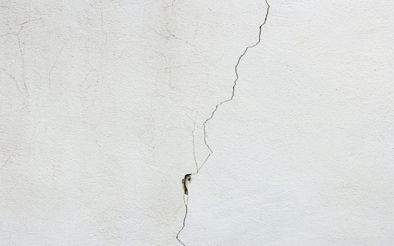 Wall cracks - The best and easiest way to fix them